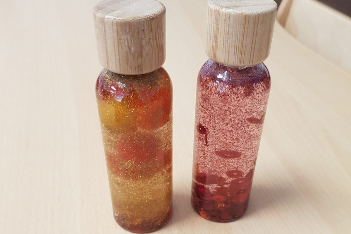 Activité bouteilles sensorielles - Lily et Pablo